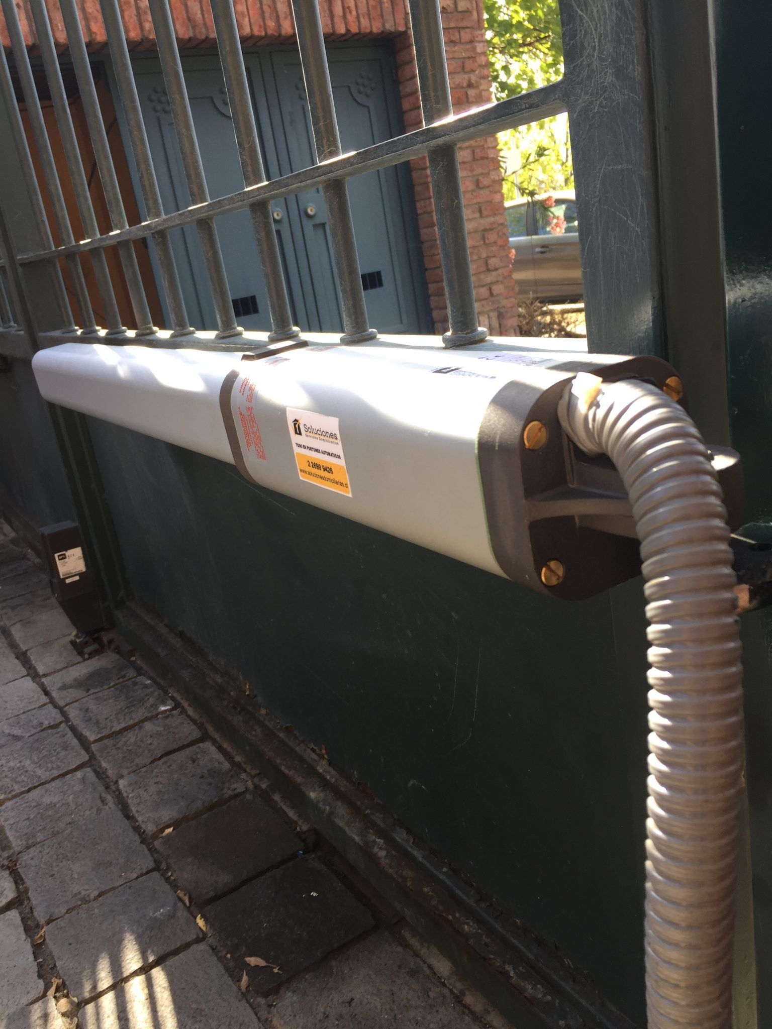 Brazos hidráulicos para portones automáticos batientes